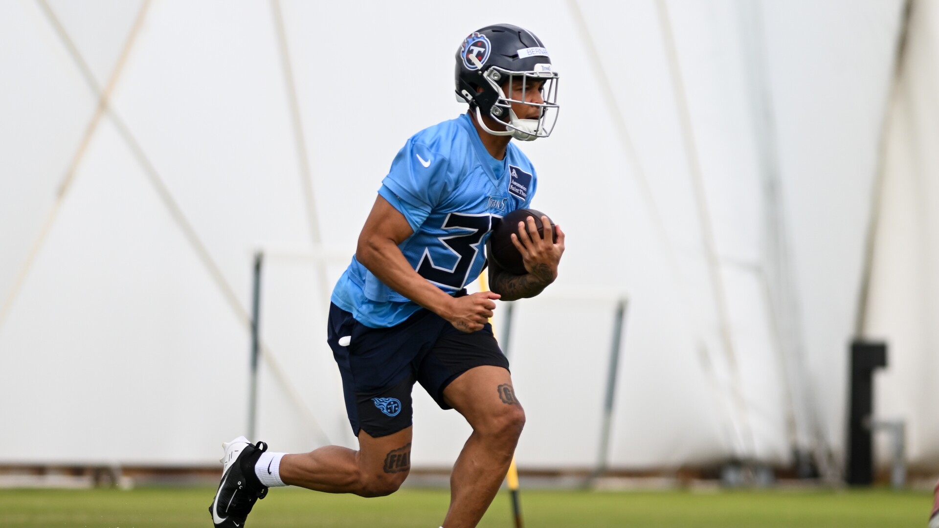 Titans waive RB Micah Bernard