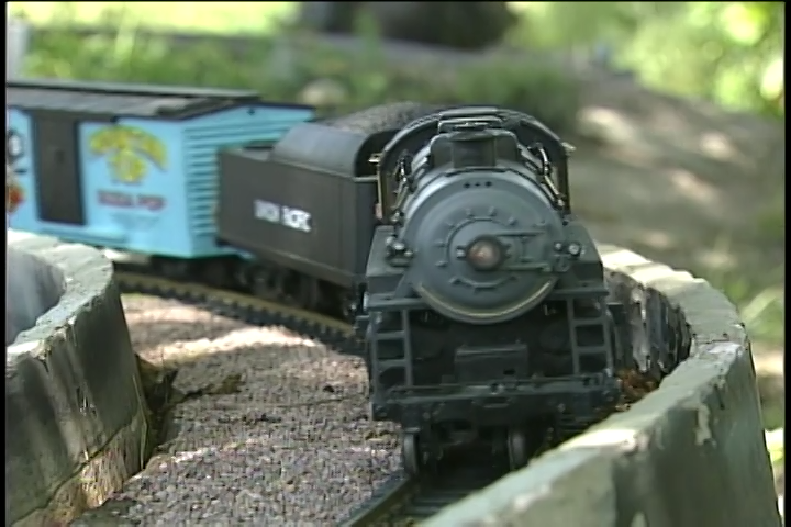 'Watch the train go around': Iowa man creates 300-foot train track in ...
