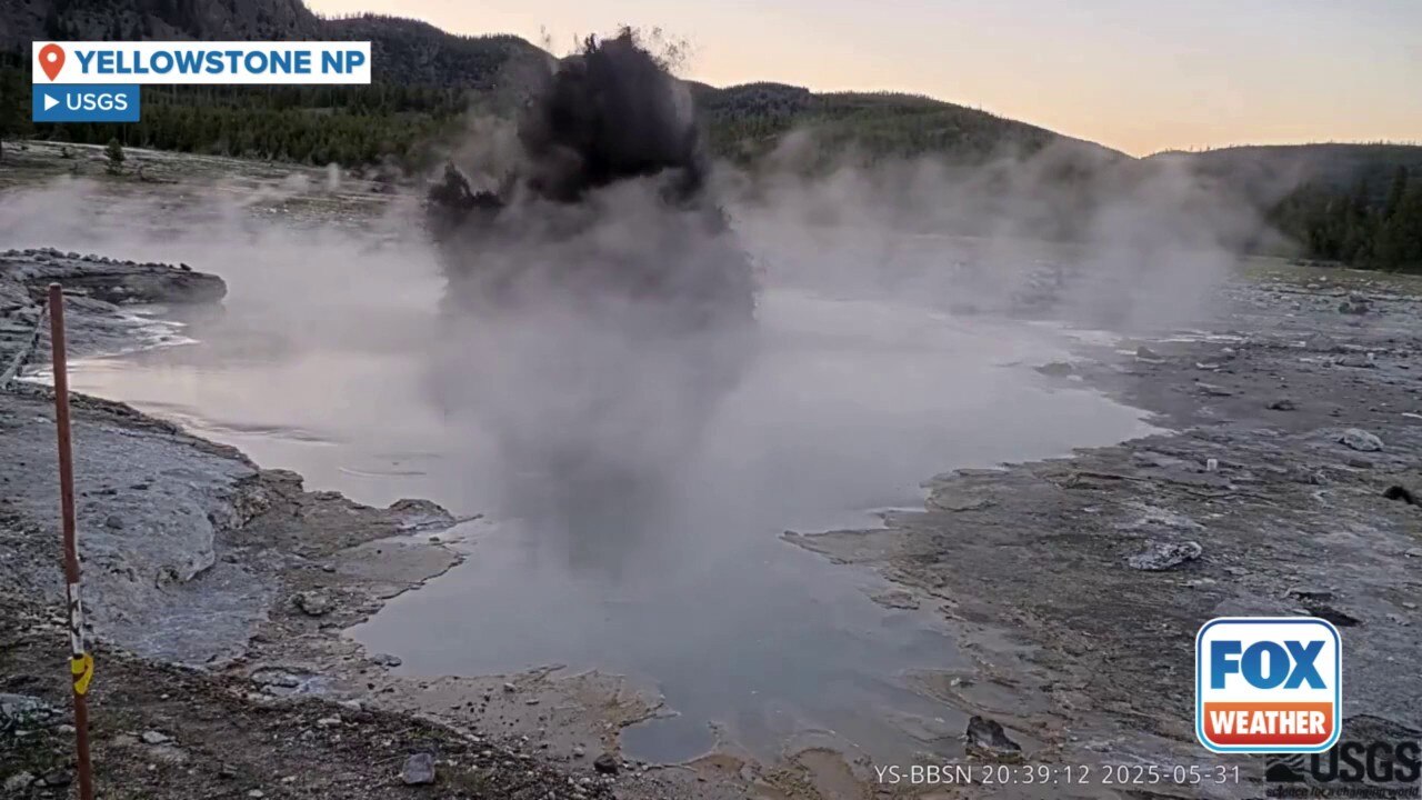 Eruption at Yellowstone National Park caught on camera