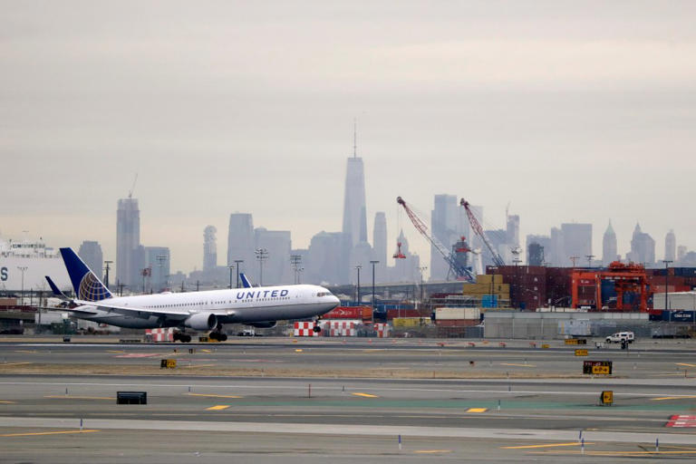 Runway reopens at Newark Liberty International Airport