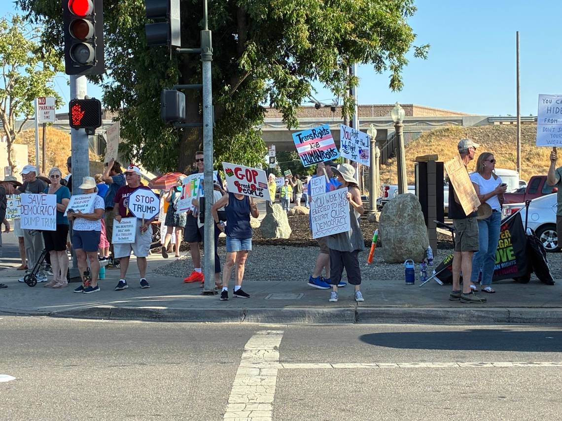McClintock attends GOP fundraiser in Modesto, unseen by protesters outside