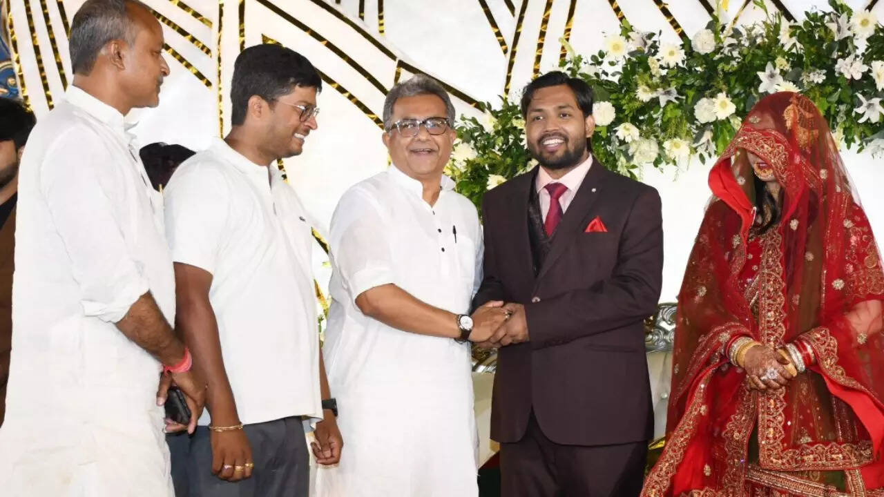 YouTuber Khan Sir introduces bride AS Khan at Patna reception in ...