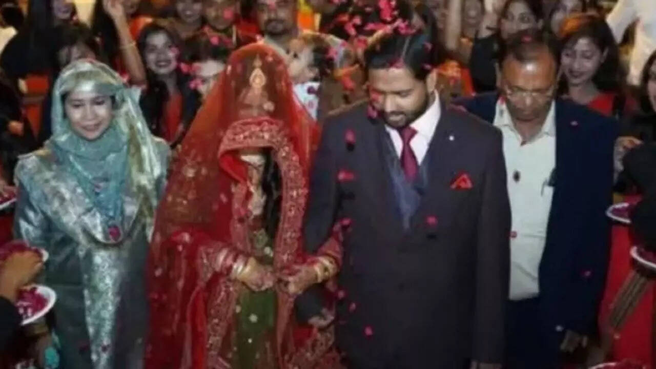 YouTuber Khan Sir introduces bride AS Khan at Patna reception in ...