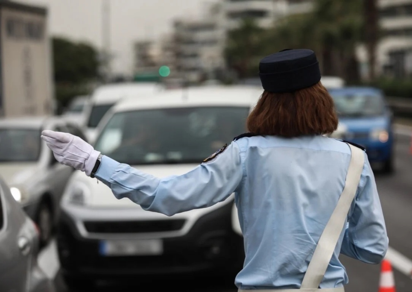 Πρόστιμα και νέος ΚΟΚ: Τι ισχύει για STOP και κόκκινο φανάρι, οδήγηση ...