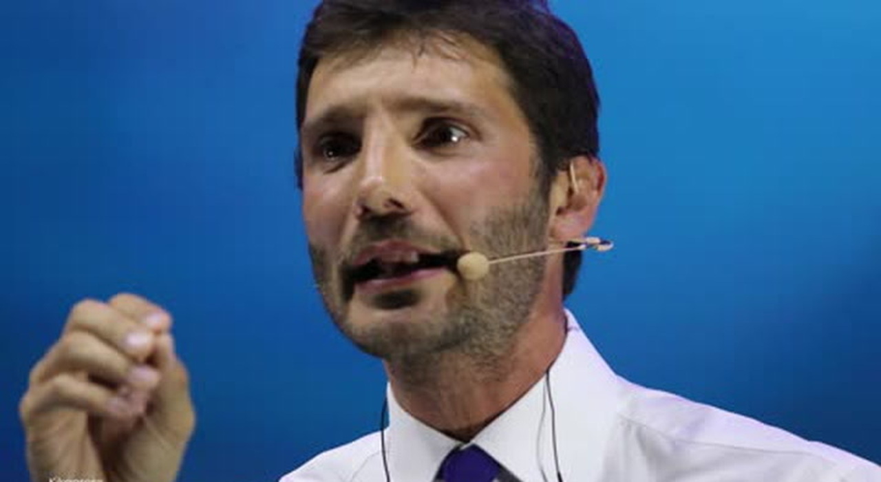 Stefano De Martino pizzicato in videochiamata con Angela Nasti: l ...