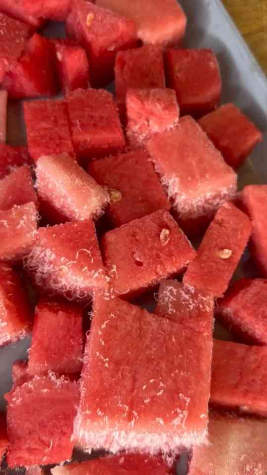 Hielo raspado viral de sandía y fresa