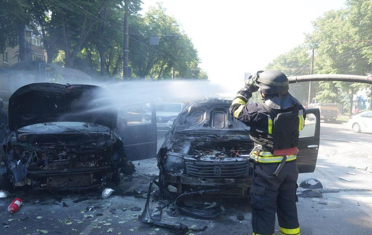 Russia strikes cars in central Sumy: Casualties reported (photos, video)