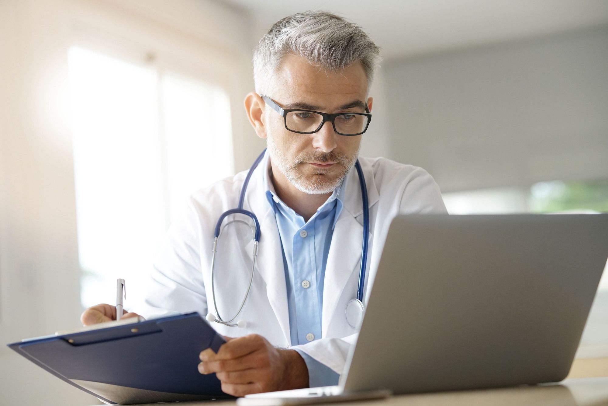 Cancer : cet oncologue alerte contre le "fort risque" de ce médicament ...
