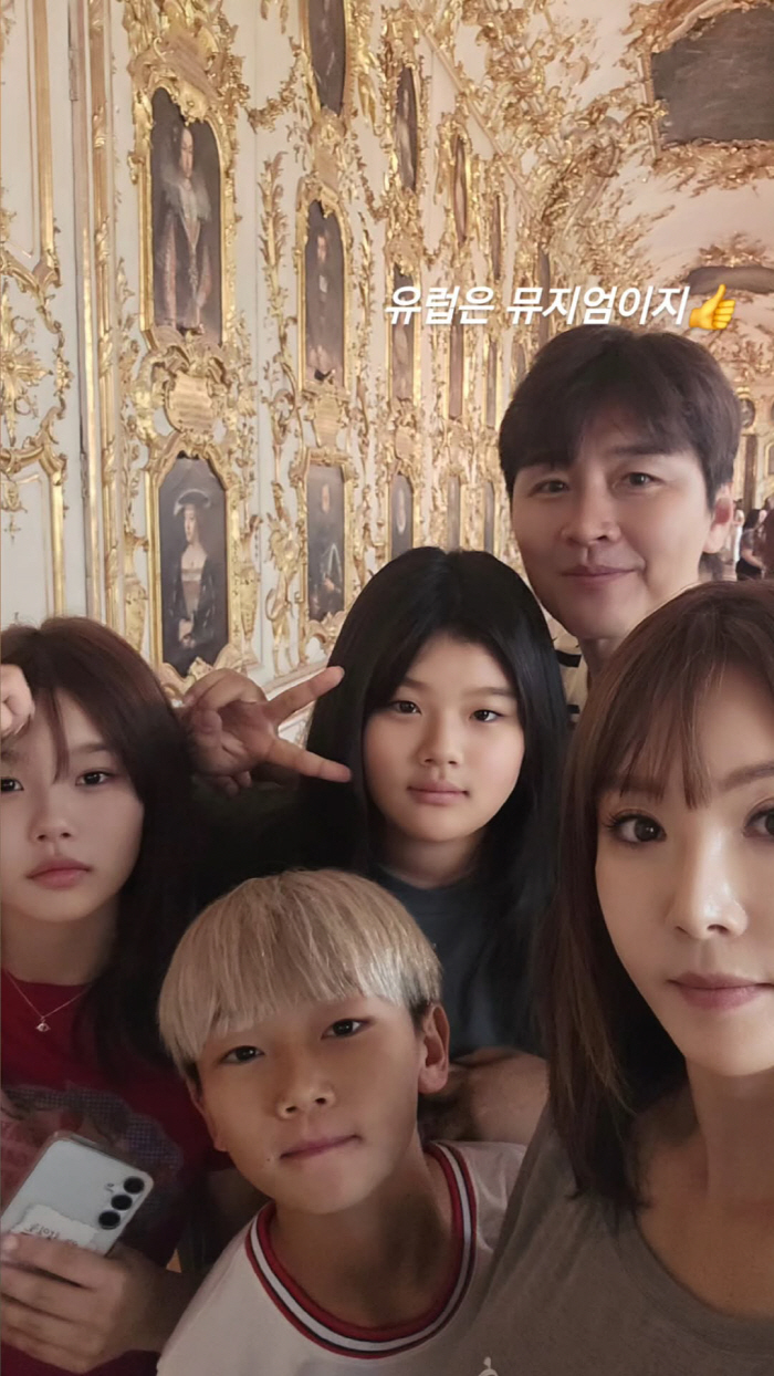 Lee Dong-guk's daughters, Seol-A and Su-ah, how the storm has grown..They're twins, but they're ...