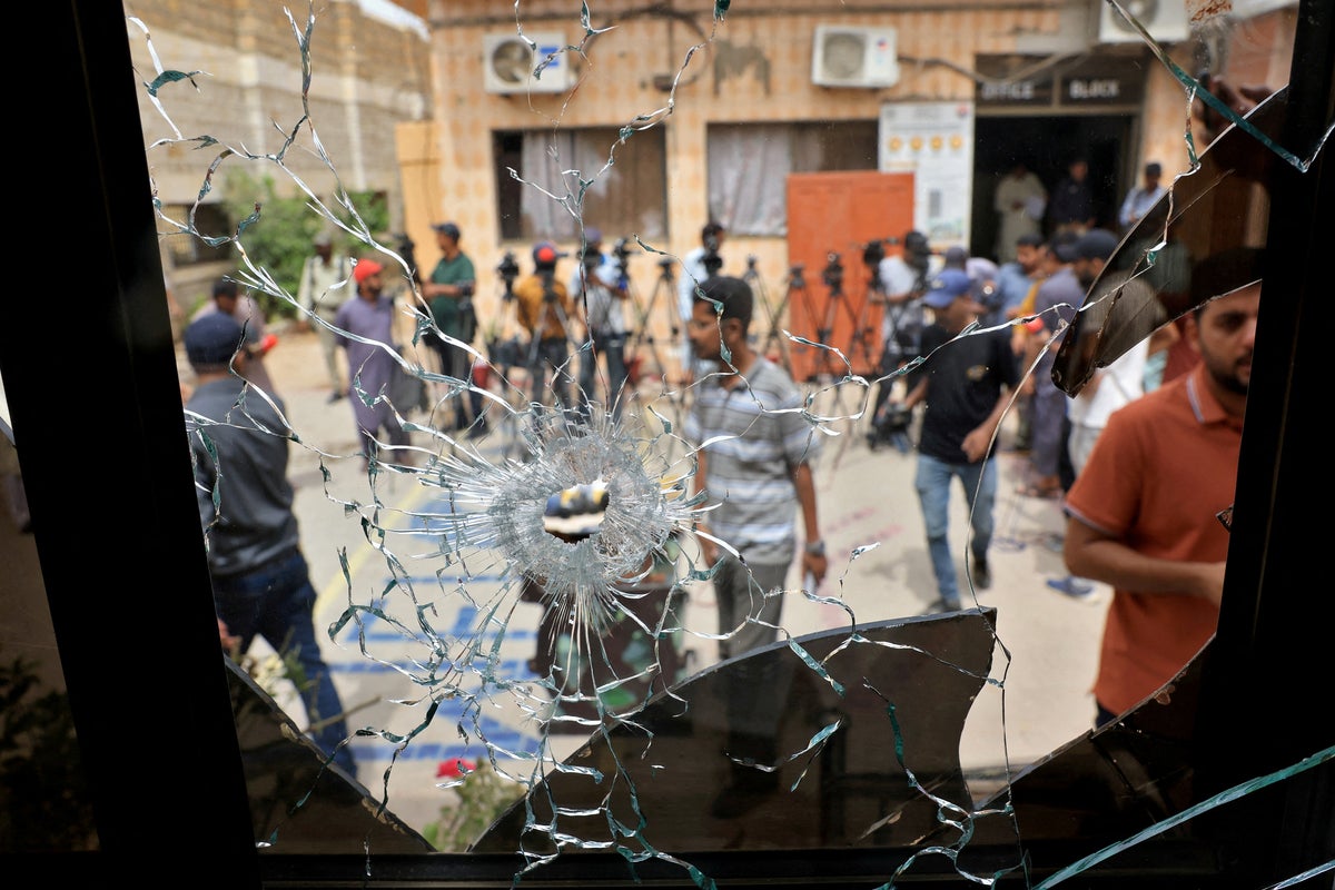 Hundreds of prisoners break out of jail after earthquake panic