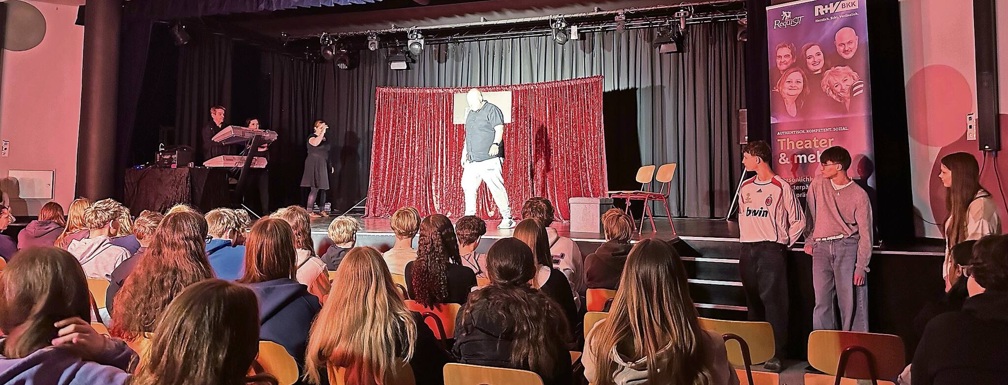 Das Improvisationstheater RequiSIT begeistert die Jahrgangsstufe 9 des ...
