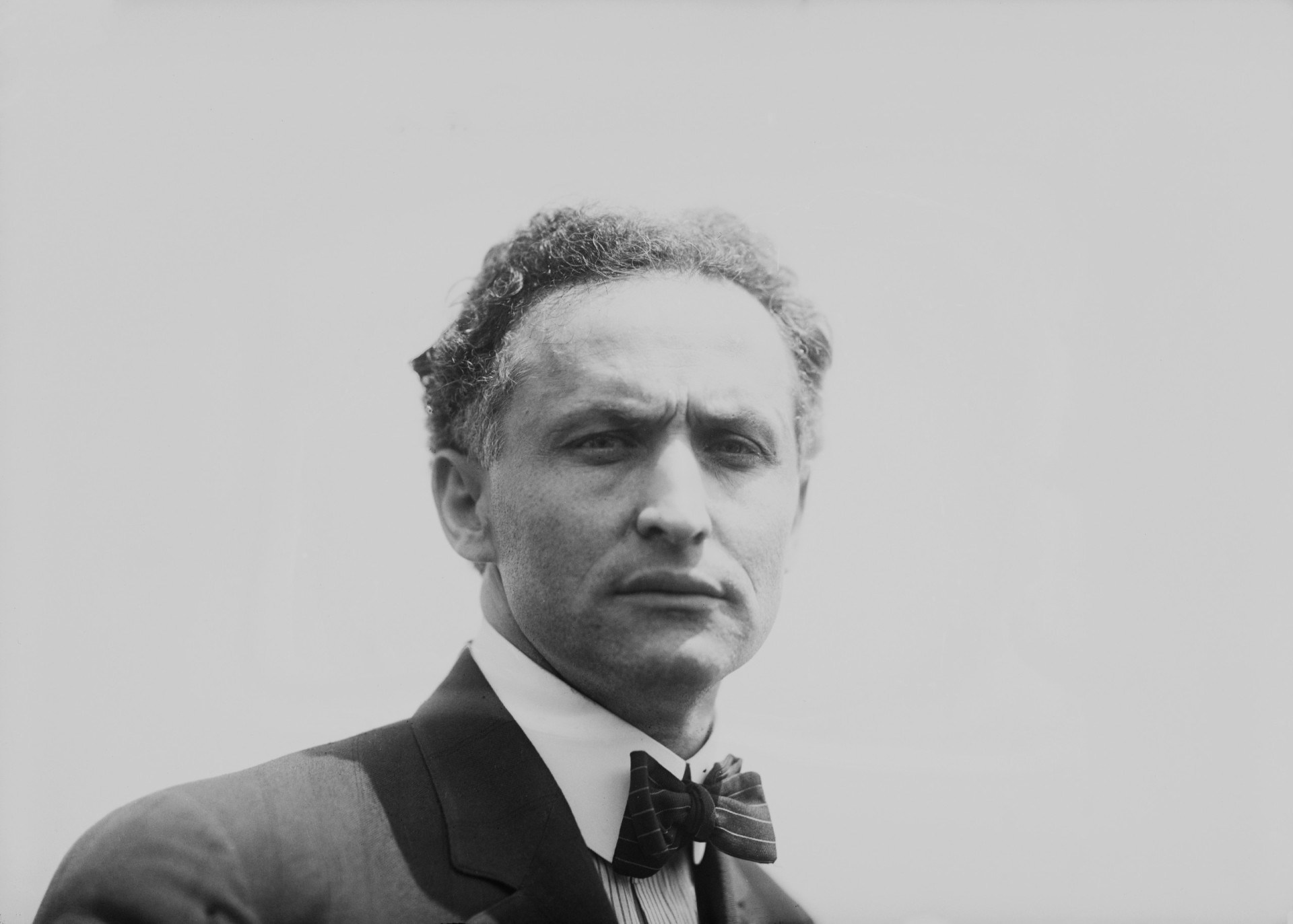 Magical facts about Harry Houdini and his illusions Magical facts about Harry Houdini and his illusions