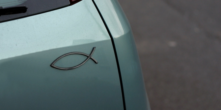Har du sett en fisk-symbol på en bil? Här är vad det betyder
