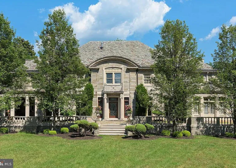 Businessman Alan Redmond handed out hundreds of thousands in donations ...