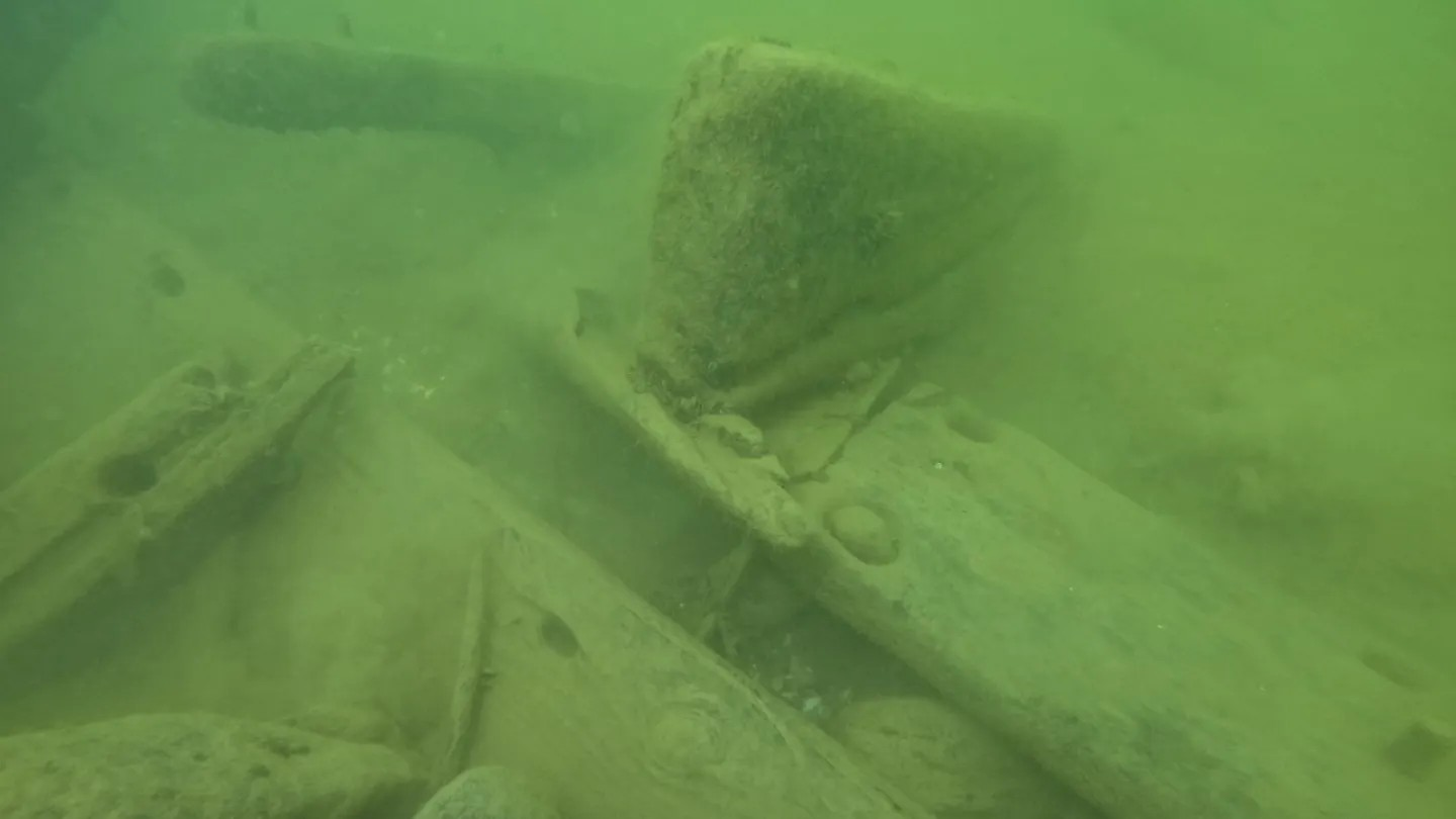 Ψαράς ανακάλυψε τυχαία ιστορικό ναυάγιο σε λίμνη – «Ήταν βυθισμένο για ...