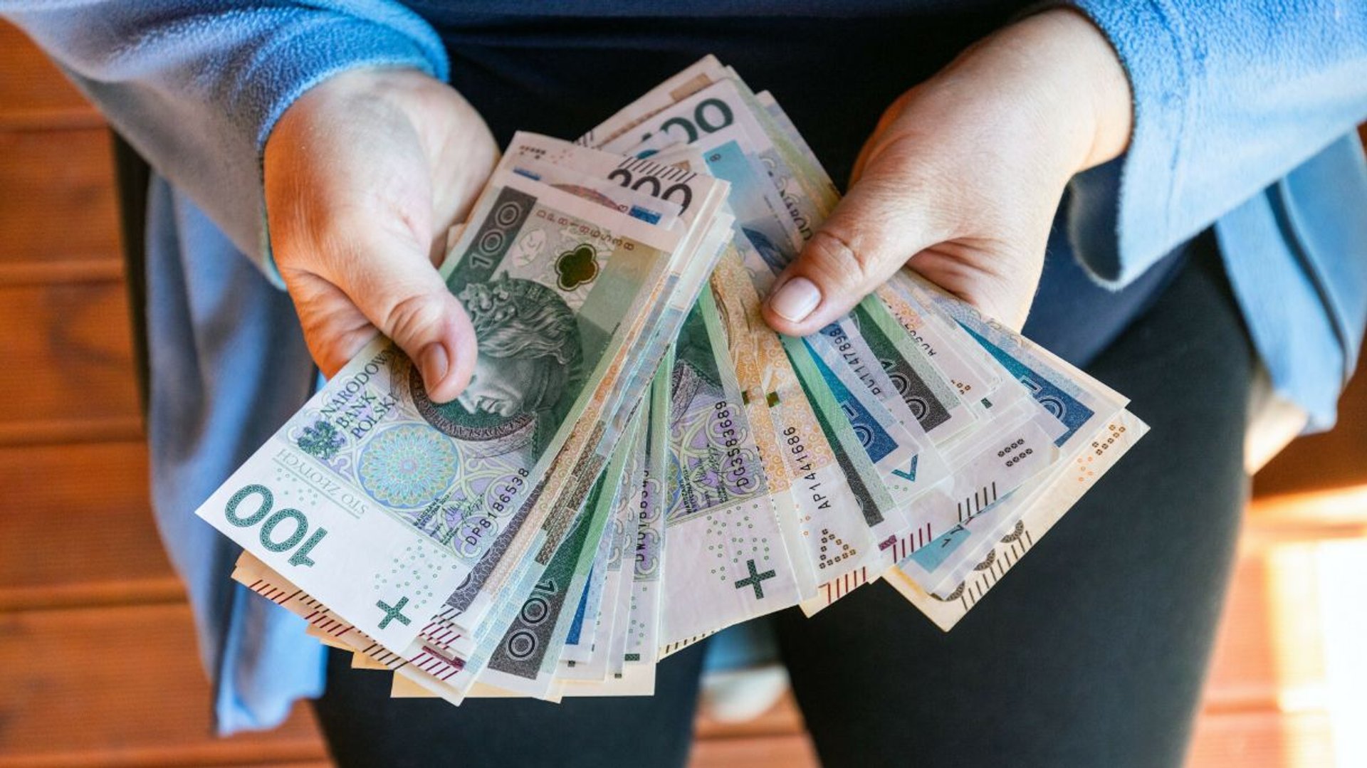 Tyle Polacy trzymają "w skarpecie". Kwota powala, ale jest jeden ...