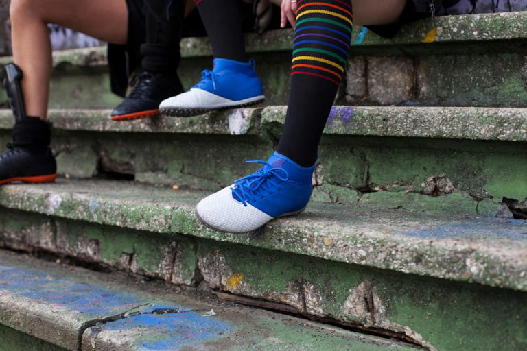 Men are getting off on the wrong foot with this bizarre fashion trend ...