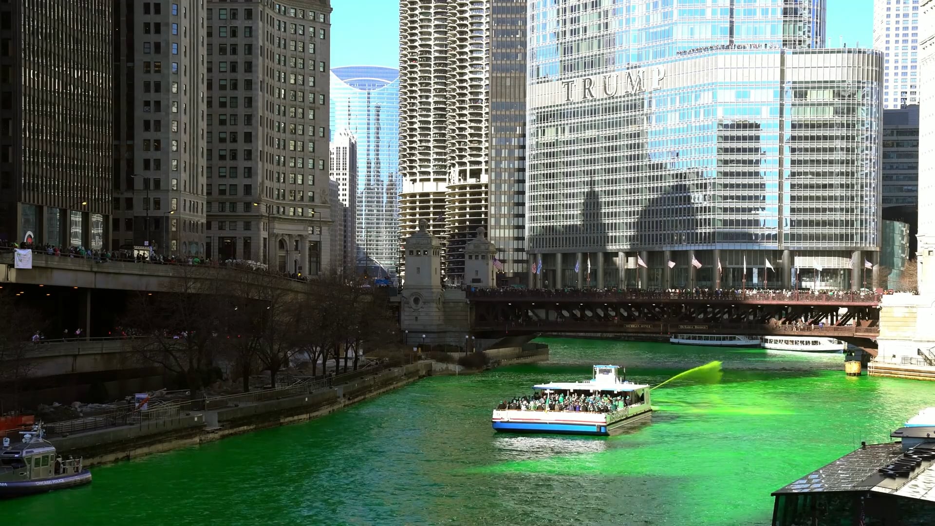 La Saint-Patrick à Chicago : vues aériennes de la rivière verdissante