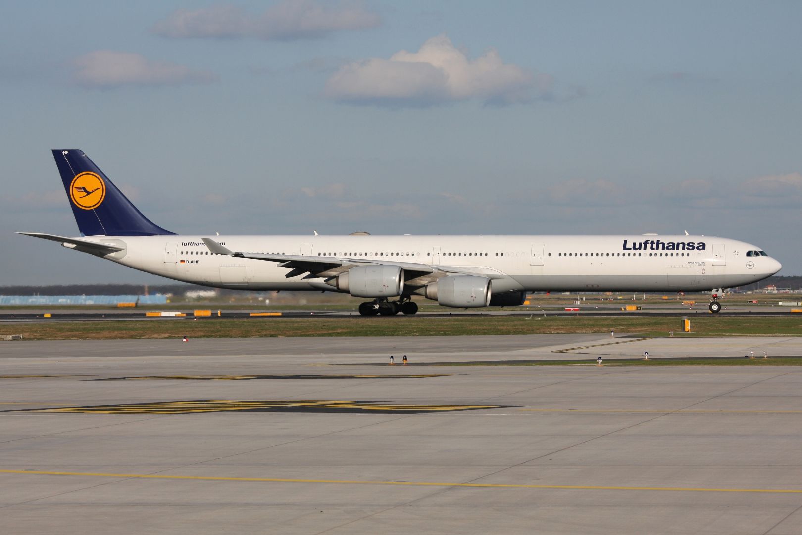 Lufthansa Airbus A340 Returns To New York Over The Atlantic After ...