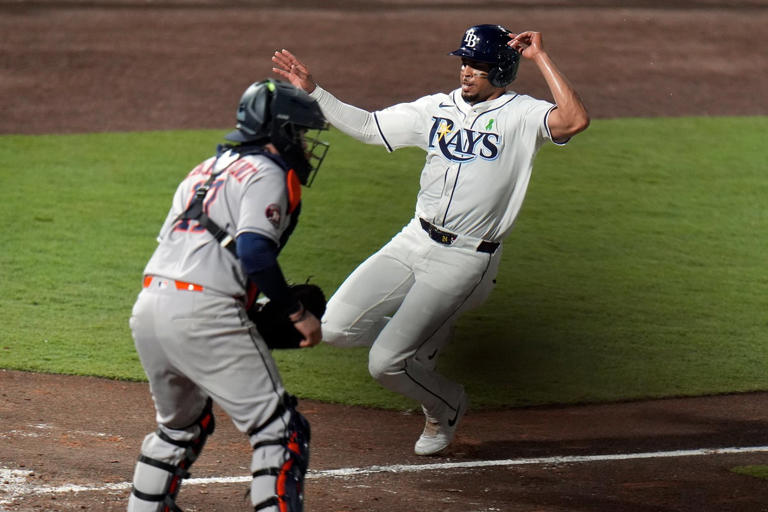 Walls conecta elevado de sacrificio y Rays remontan para vencer 3-2 a Astros