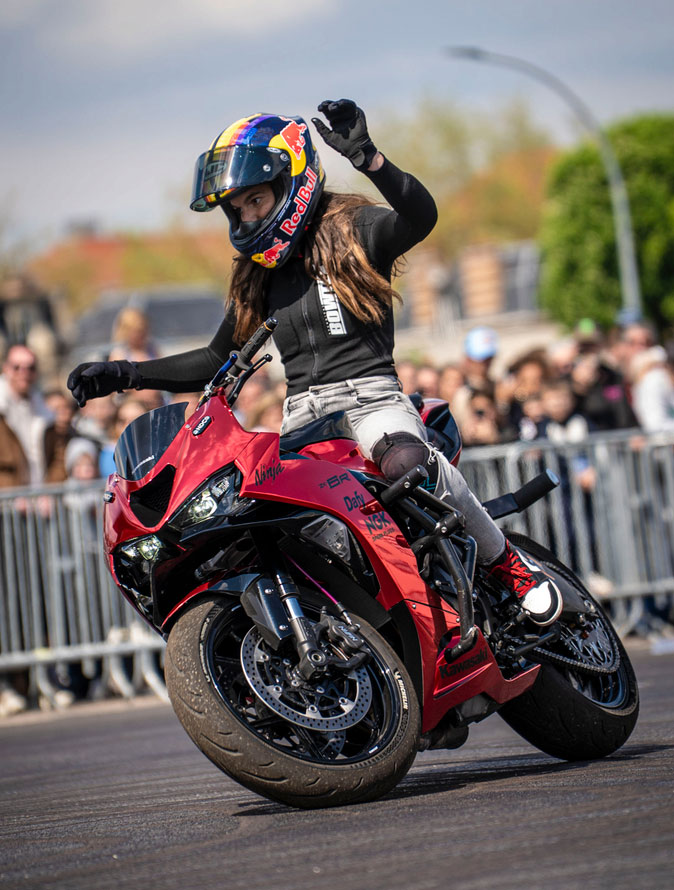 Red Bull Motormania : Sarah Lezito, figure mondiale du stunt moto ...