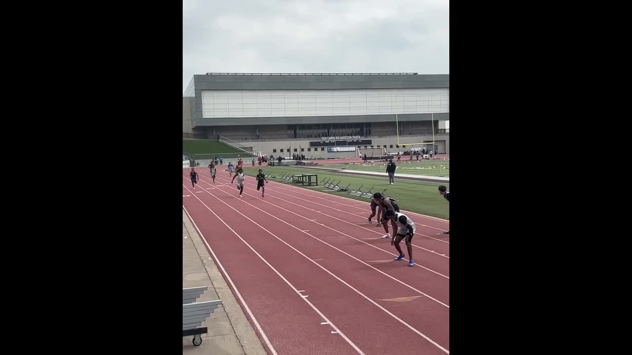 Relay race mishap causes double fall during baton handoff in Dallas, USA