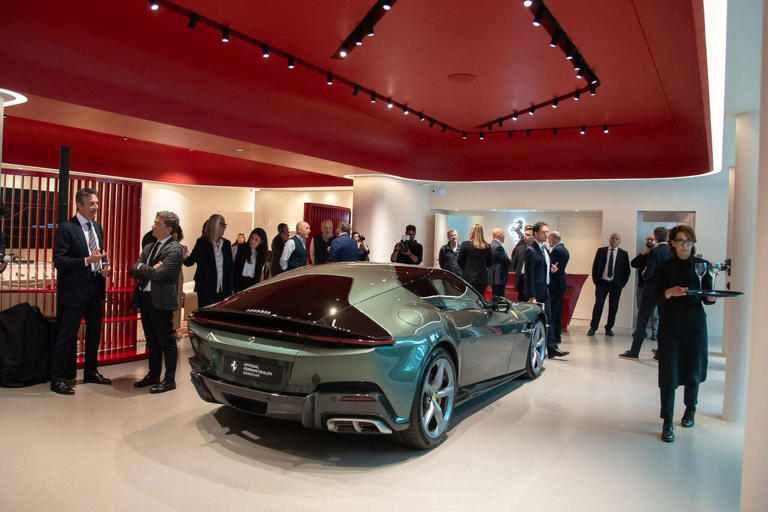 Ferrari rivoluziona i suoi concessionari: lo showroom Samocar di Roma ...