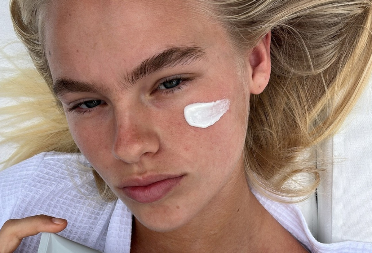 Η “Slathering Method” του TikTok υπόσχεται glass skin μέσα σε ένα βράδυ