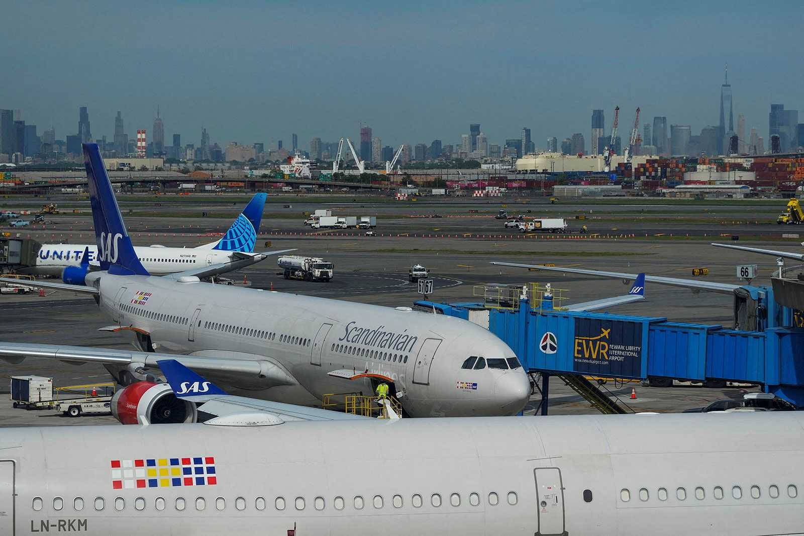 FAA cuts 25% of flights at Newark airport after air traffic controller ...