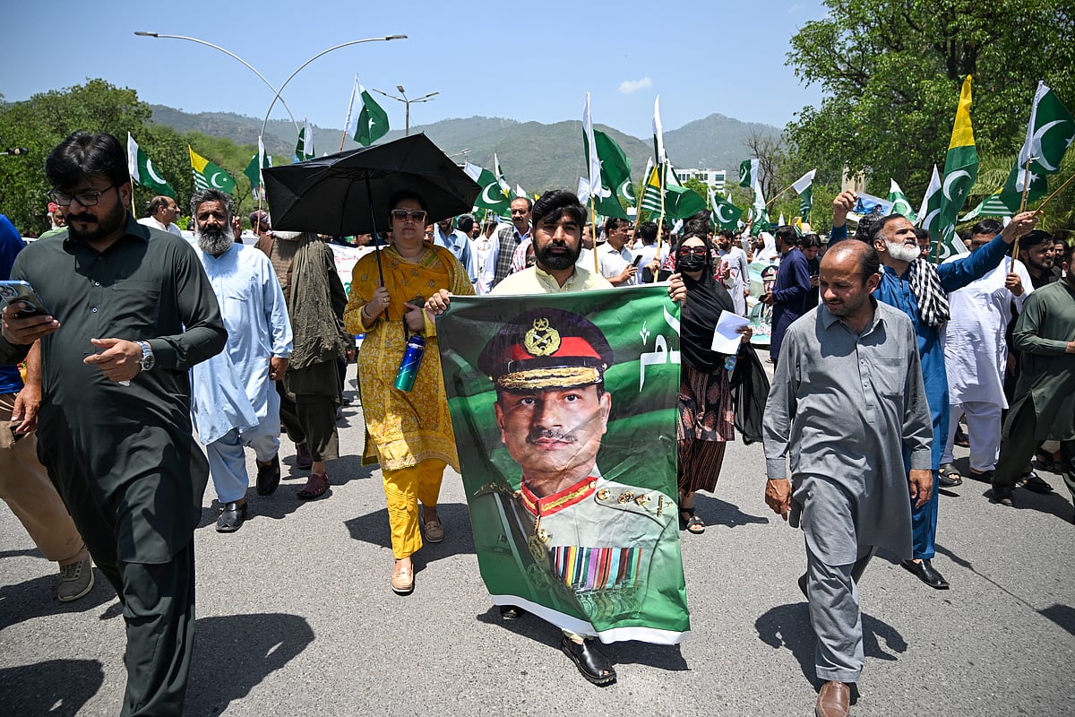 Beloved strongman: Support for Pakistan army chief surges
