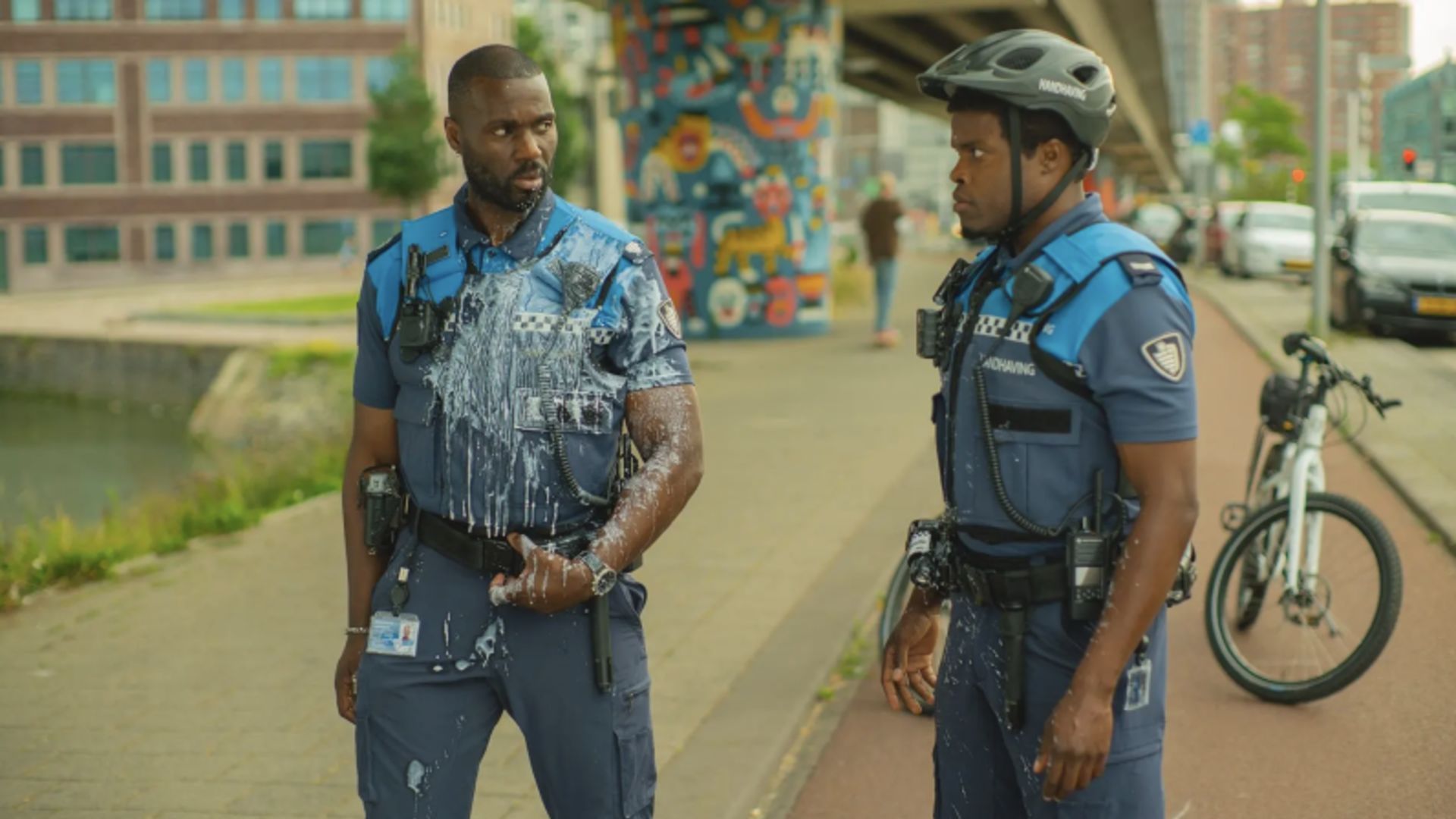 Netflix onthult beelden en releasedatum van nieuwe komedie 'Bad Boa's ...