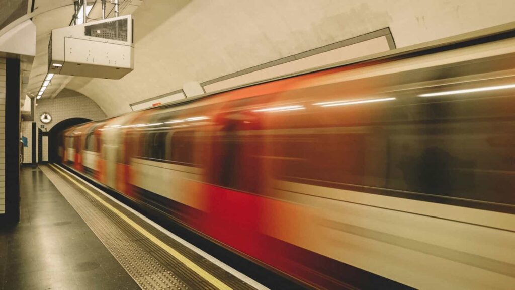 12 Reasons Taking the Tube in Autumn Is Better Than Summer