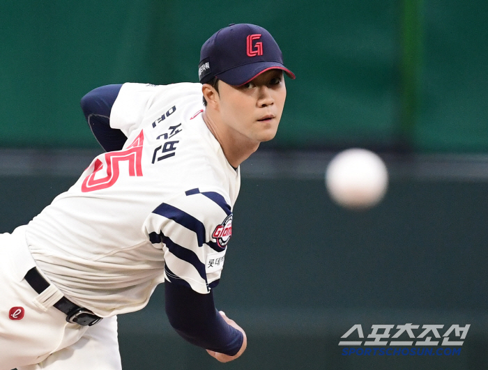 Yoon gave up nine runs in one inning at 157 kilometers, and eventually ...