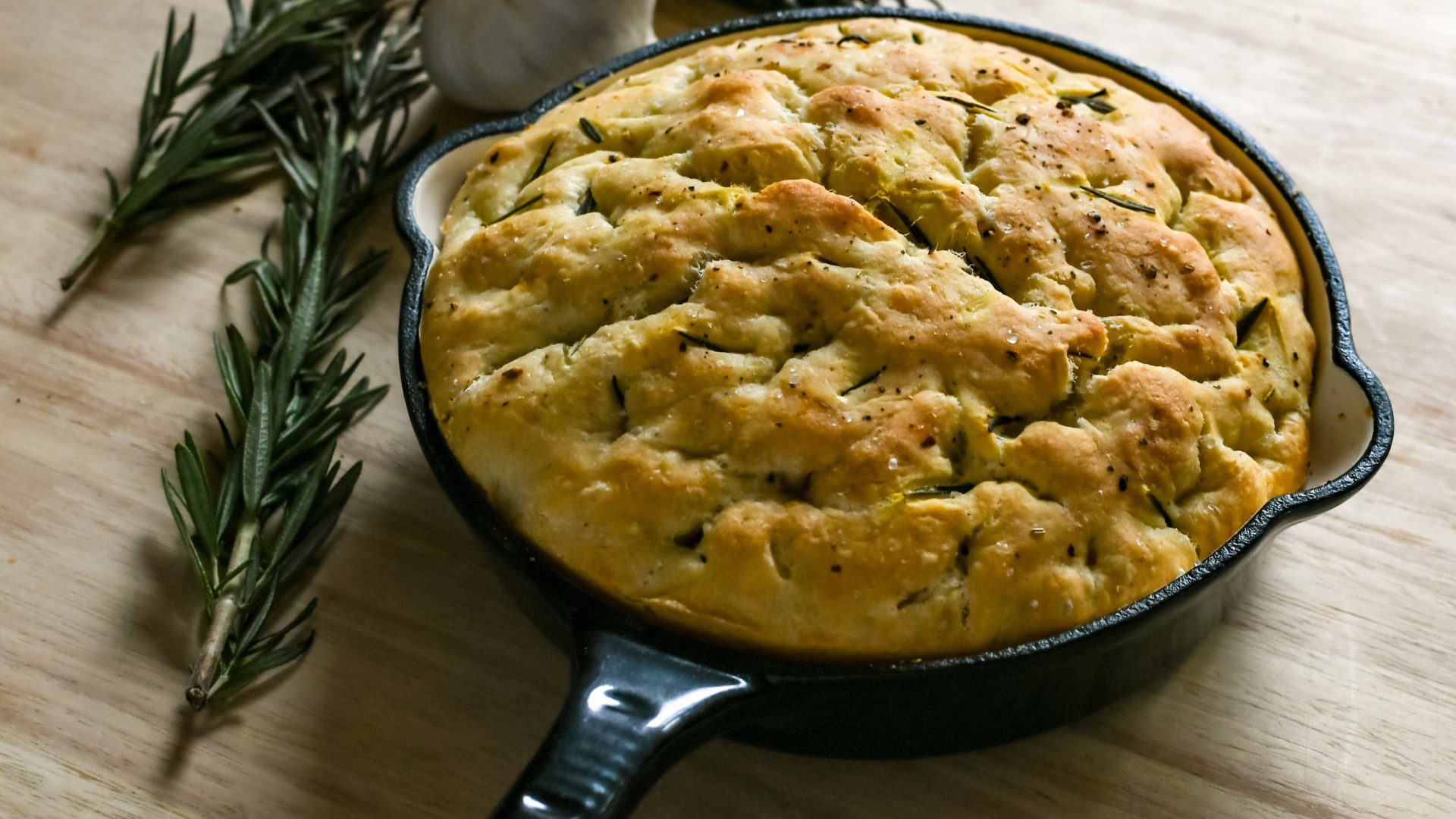 Focaccia in padella, la ricetta veloce e senza forno