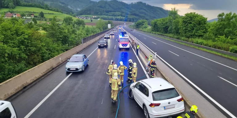 Blechschaden: Feuerwehr im Einsatz bei Verkehrsunfall auf S6