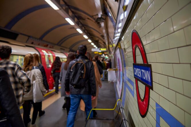 The Silent Rules Of The London Commute (That Tourists Never Get)