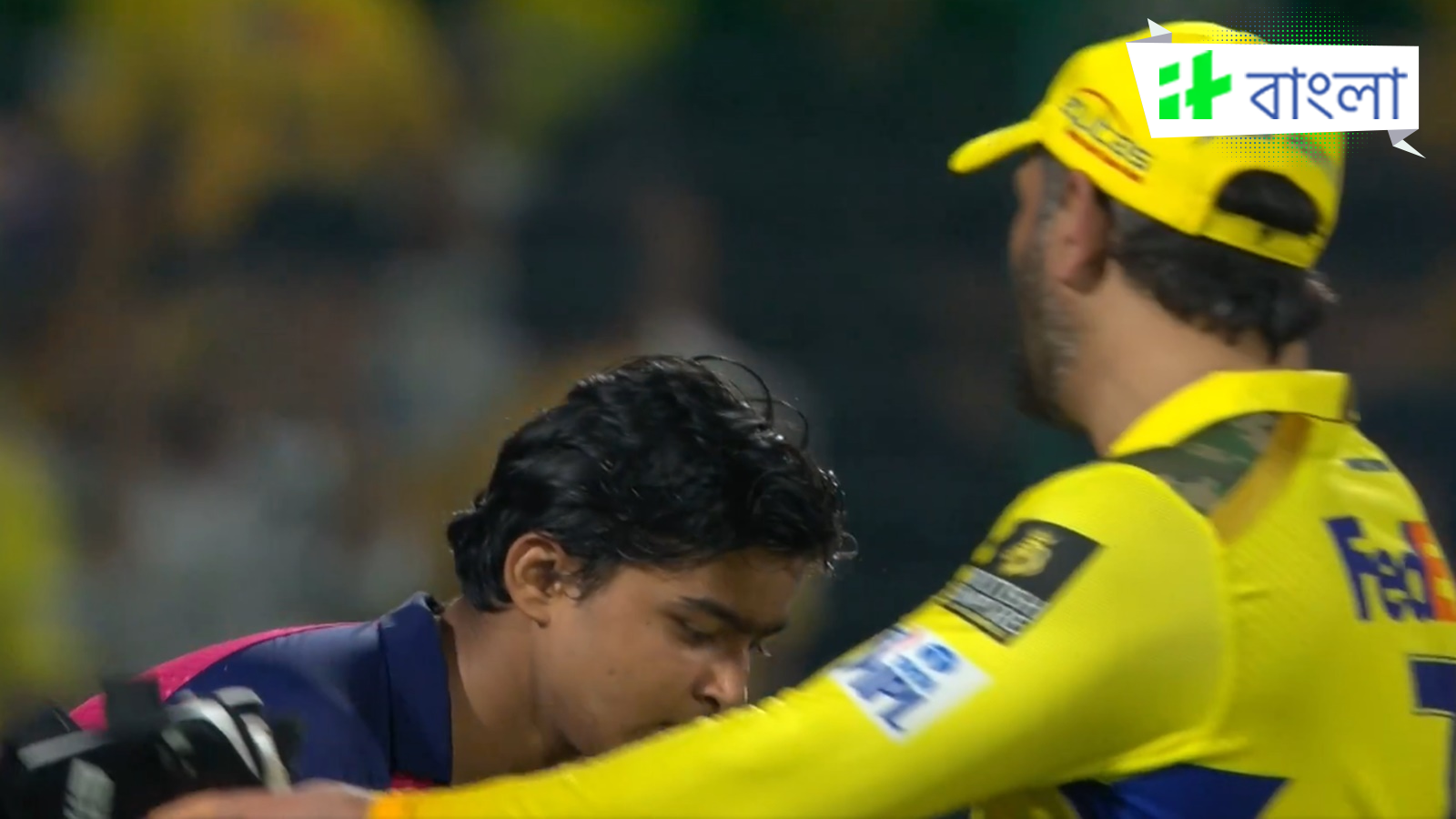 হ্যান্ডশেক নয়, আইপিএল ম্যাচের শেষে ধোনির পা ছুঁয়ে প্রণাম বৈভব ...