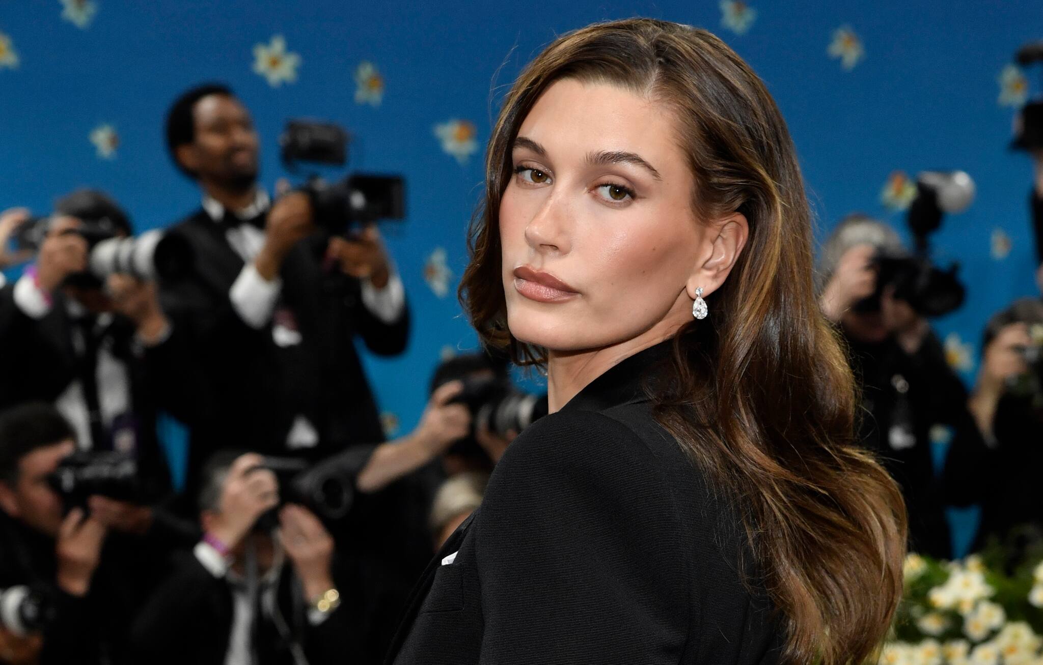 Hailey Bieber: Model spricht über schwierige Geburt ihres Sohnes