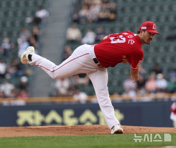두산 5연패 몰아넣은 SSG, 4연승 질주→굳건한 4위 수성... '앤더슨 158㎞ 광속구 KKKKKKKK 압권투' [잠실 현장리뷰]