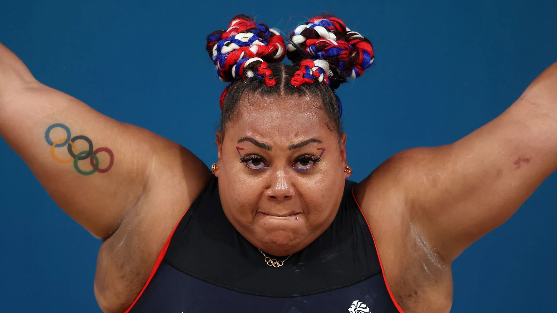 Emily Campbell verrät den Grund für ihren bizarren Look. Fotos