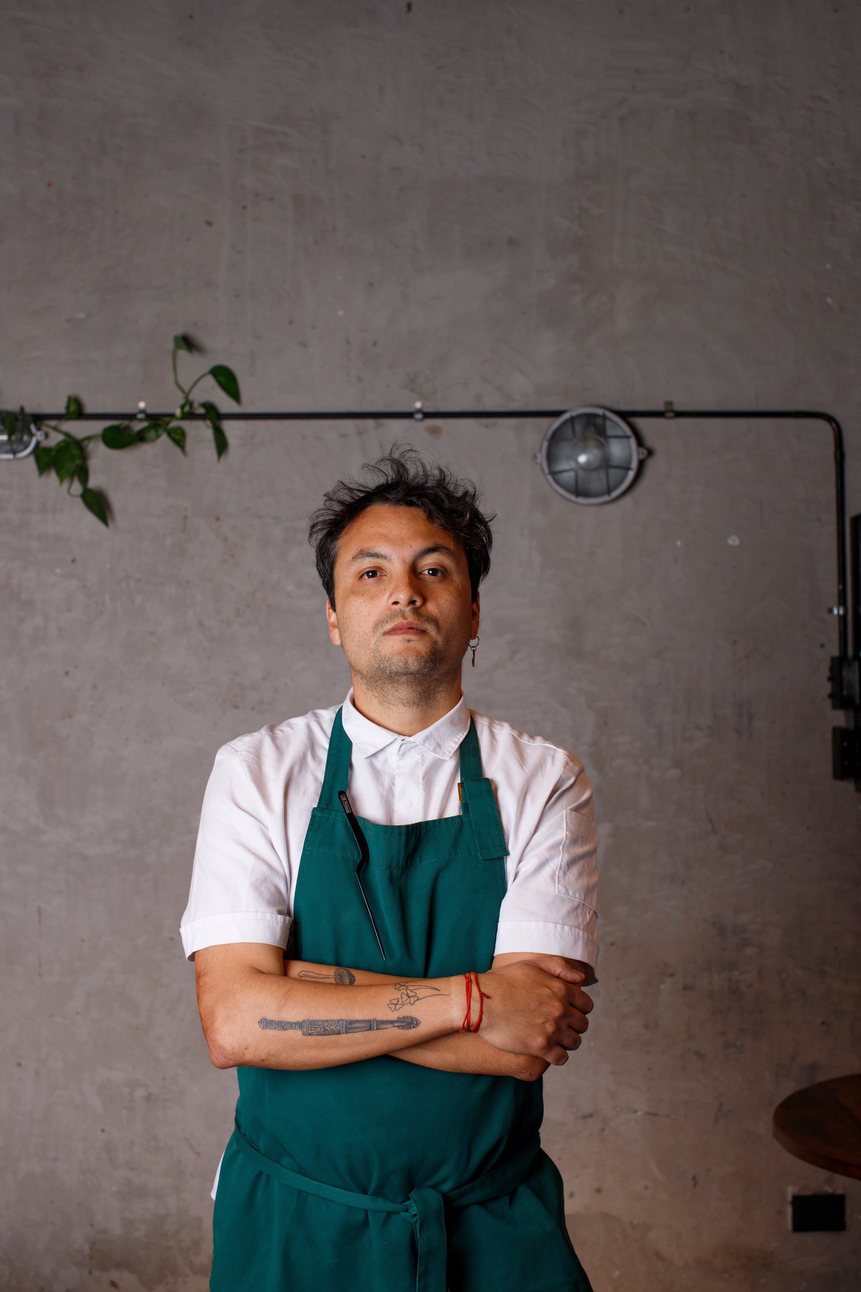 Fuego, independencia y alma: la filosofía de la cocina de Julio Báez