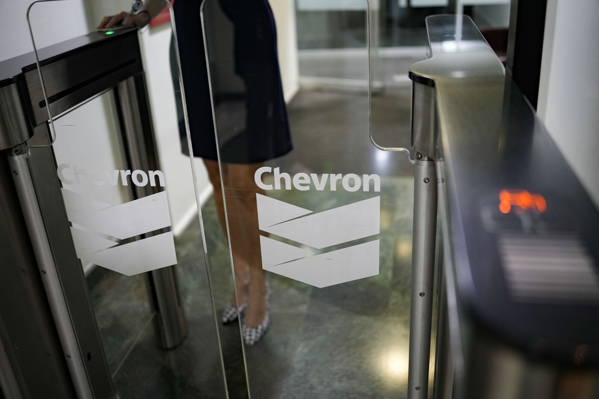 EE.UU. libera a estadounidense y extendería exención de Chevron en ...