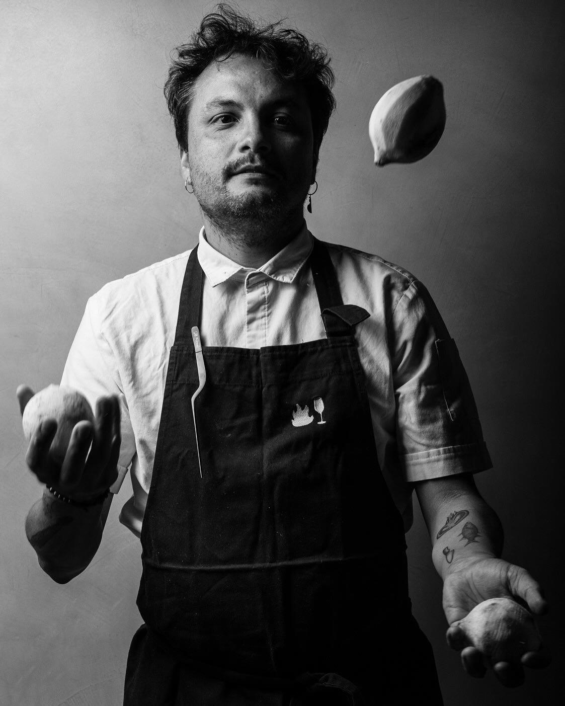 Fuego, independencia y alma: la filosofía de la cocina de Julio Báez