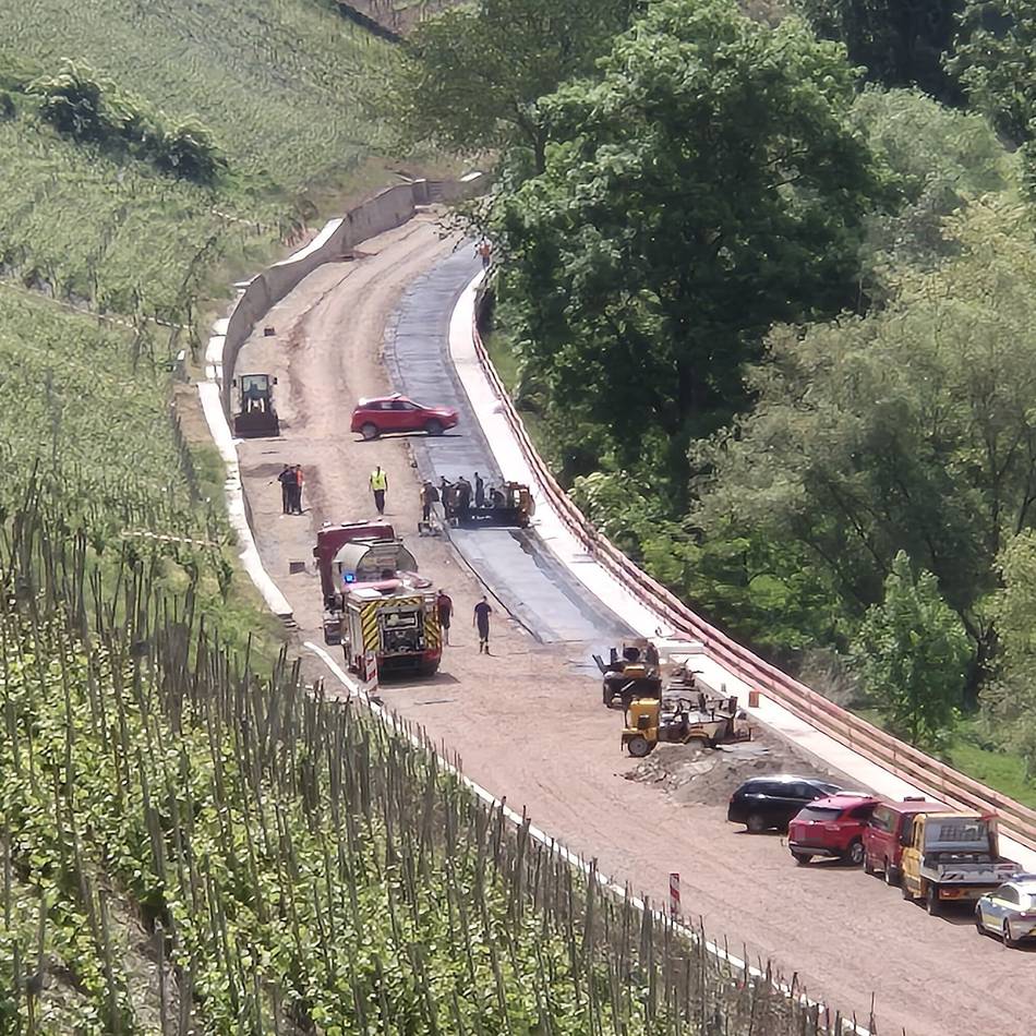 Schwerer Arbeitsunfall auf gesperrter B53: Drei Arbeiter bei Explosion ...