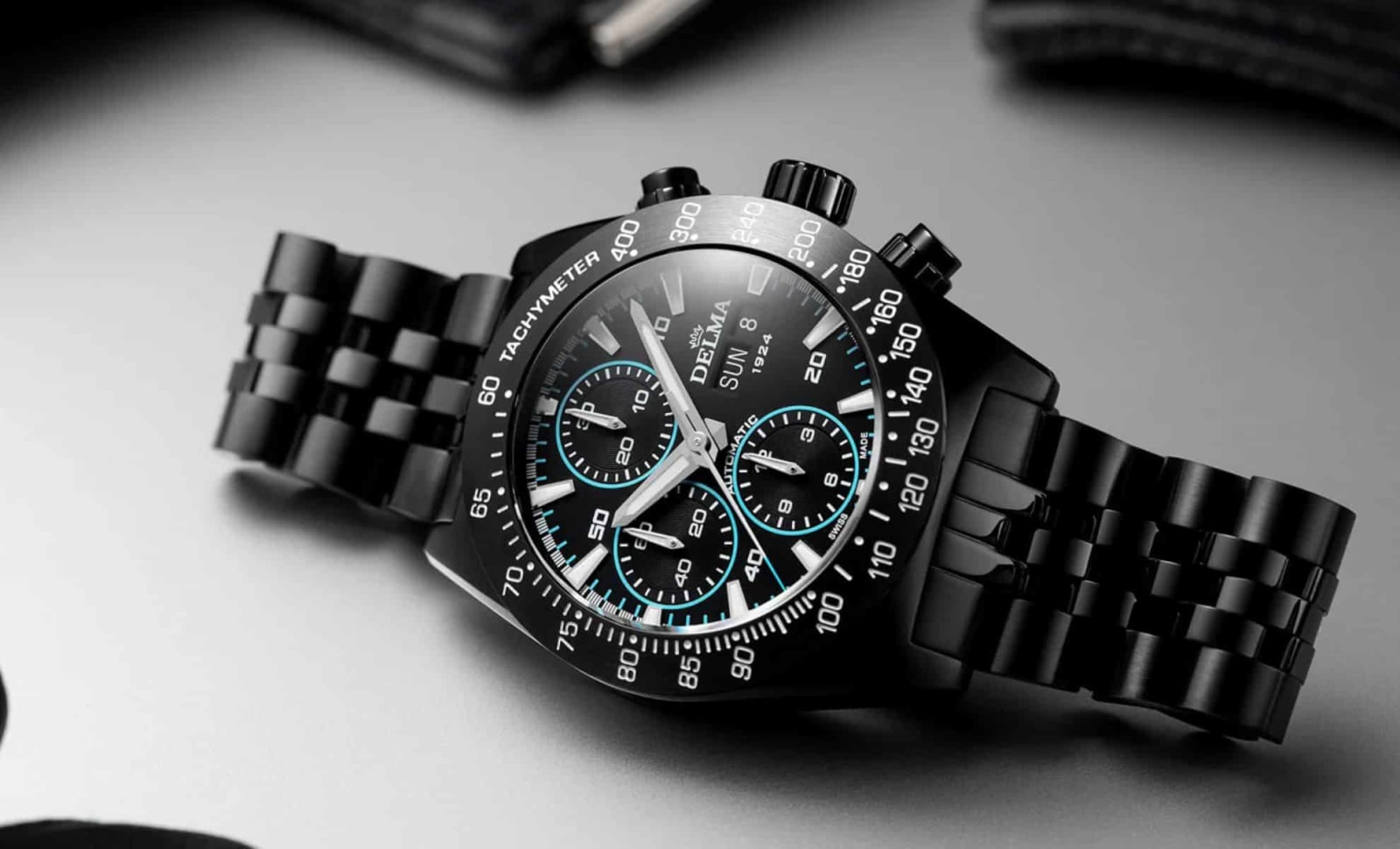 Delma ose le total look noir… et 3 touches de couleur qui transforment tout