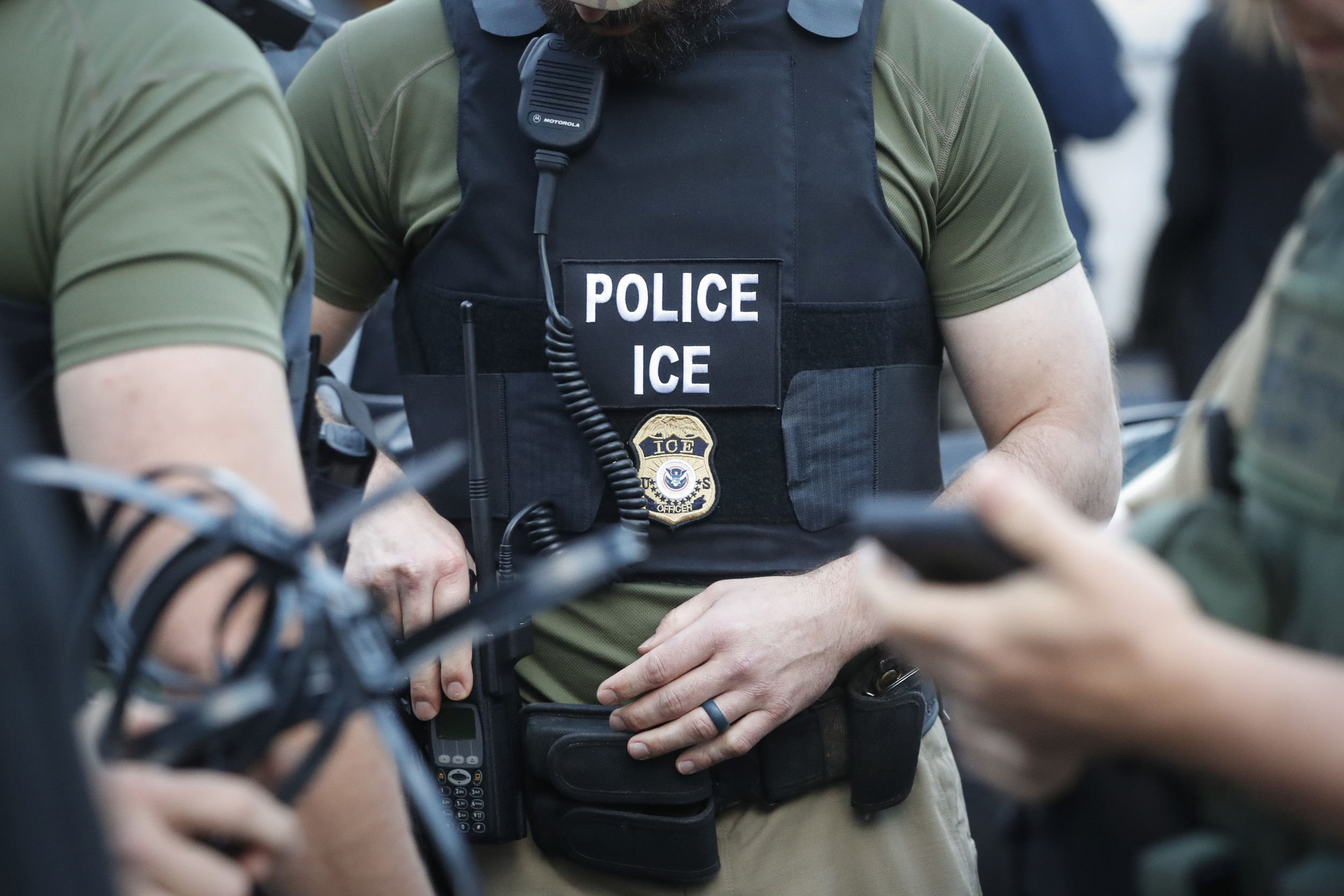 ICE arrests multiple migrants outside Arizona court: "Mayhem"