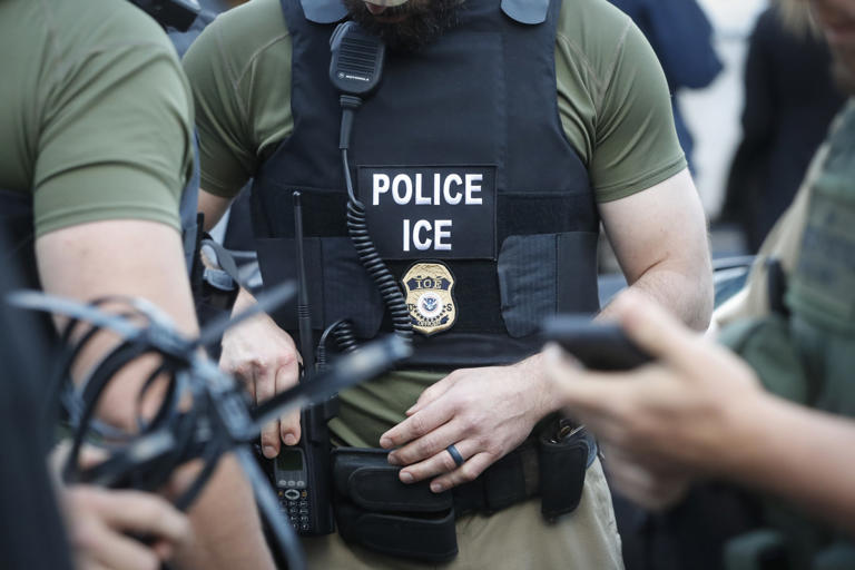 ICE arrests multiple migrants outside Arizona court: "Mayhem"