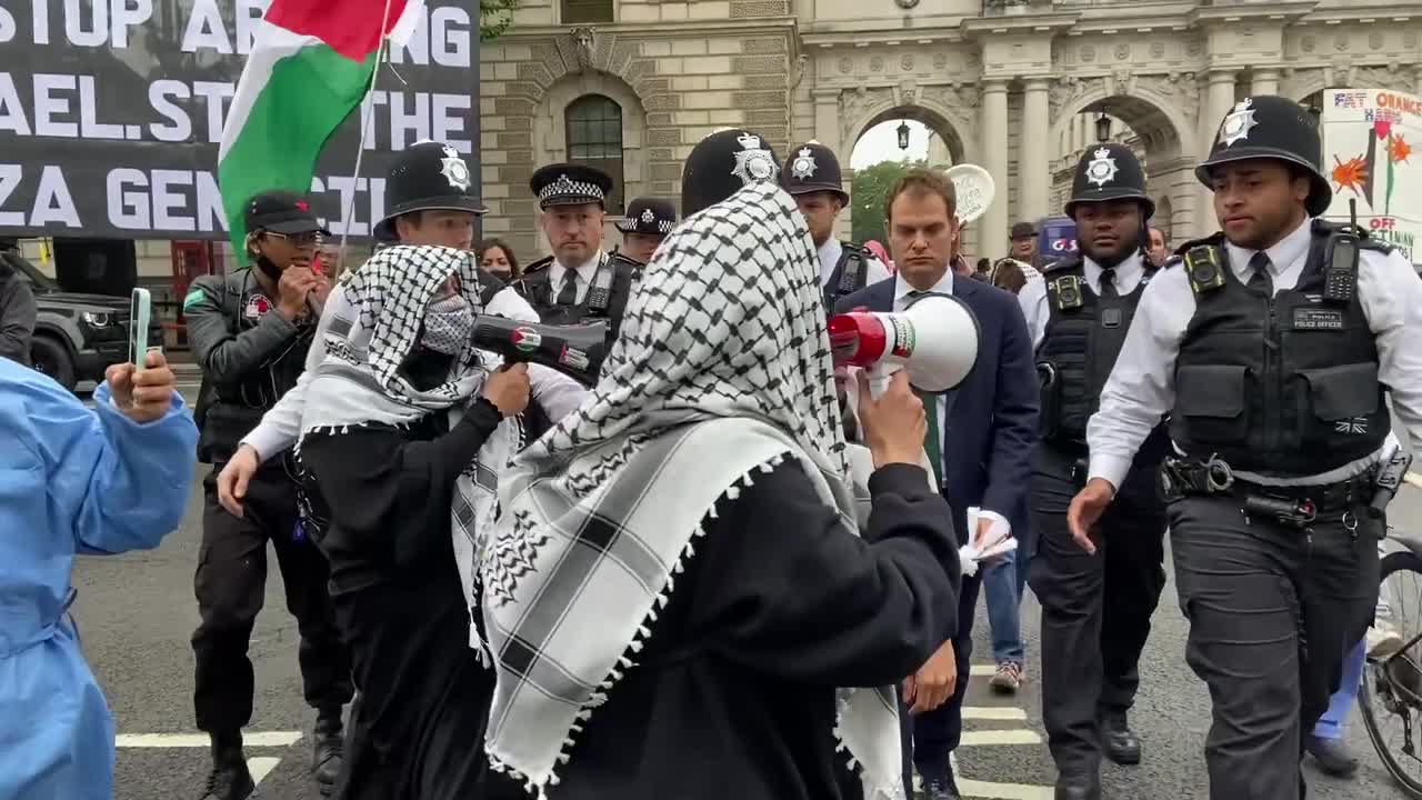 “Shame on you!” Labour MP Hamish Falconer surrounded by pro-Palestine ...