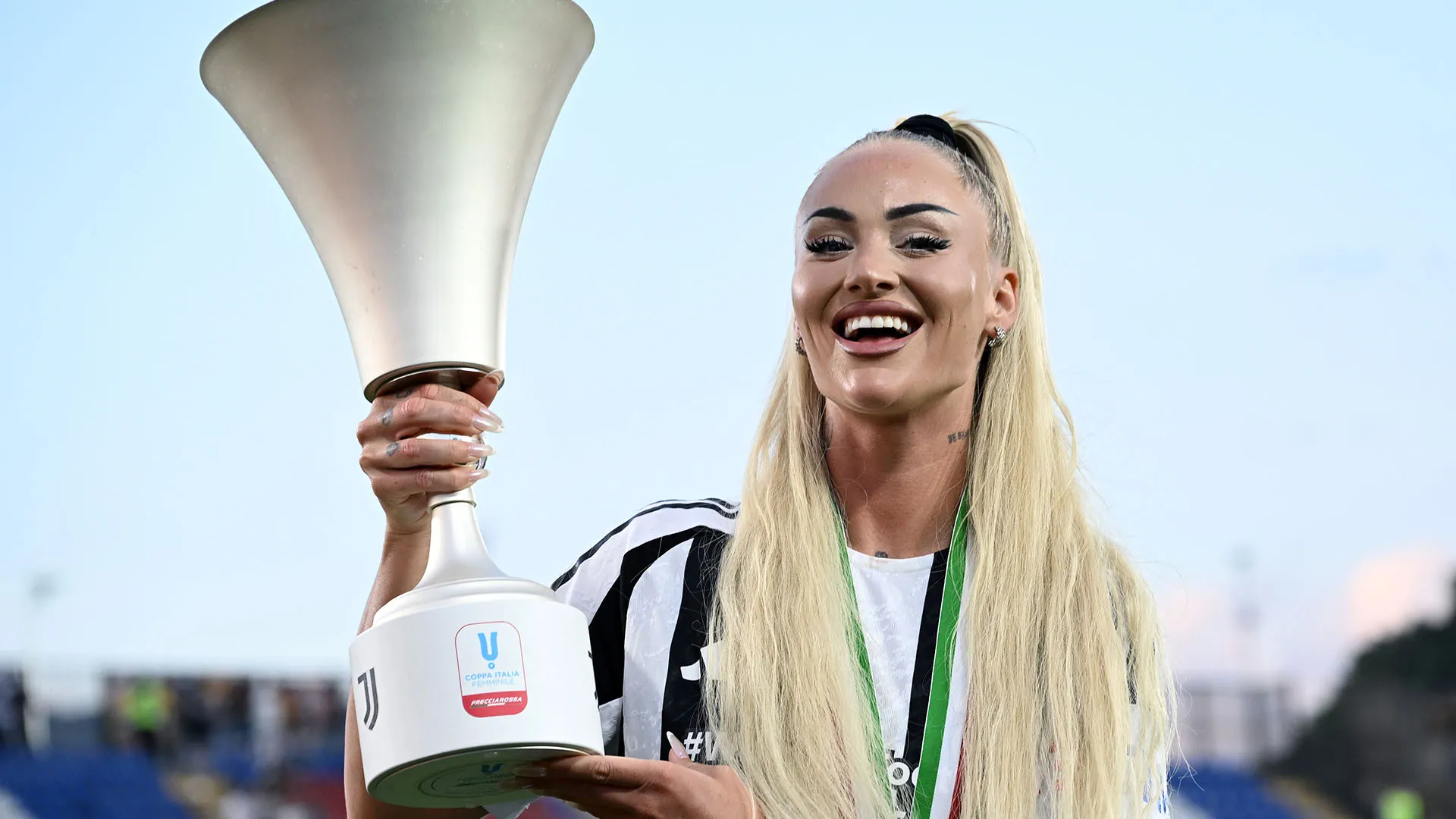 Alisha Lehmann's moeder haalt uit naar haters: de foto's