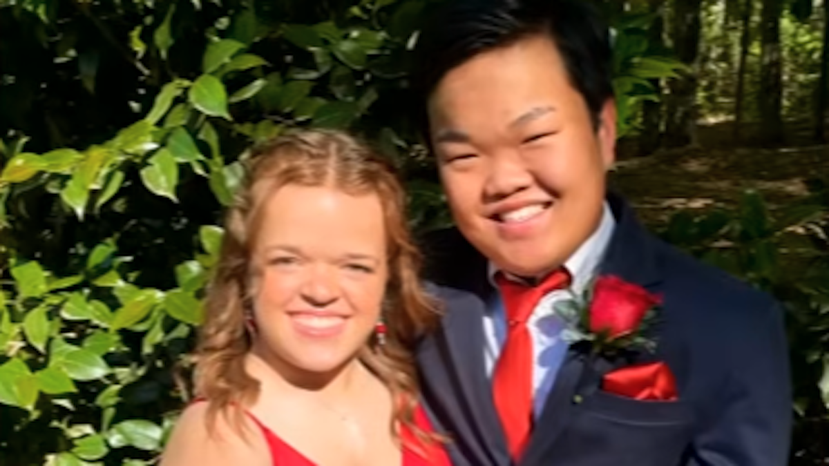 '7 Little Johnstons' Alex Johnston & girlfriend Allie Smith take major ...